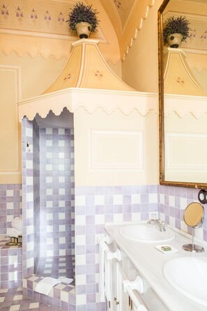 Quarto Duplo Superior | Casa de banho | Artigos de higiene pessoal grátis, um secador de cabelo, um bidé 