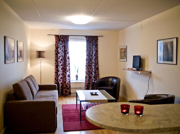 Minisvit | Sala de estar | Televisor de ecrã plano de 26 polegadas com canais por cabo, televisor