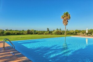 Piscina exterior, guarda-sóis, espreguiçadeiras 