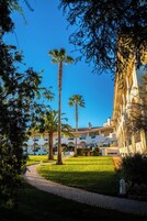 Piscina exterior, guarda-sóis, espreguiçadeiras 