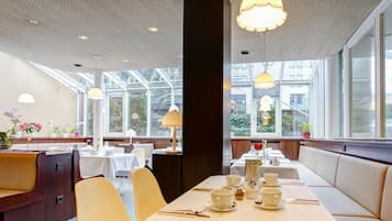 Pequeno-almoço tipo buffet aos fins de semana (13 EUR por pessoa)