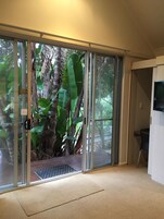 Villa, junto ao jardim | Vista do quarto