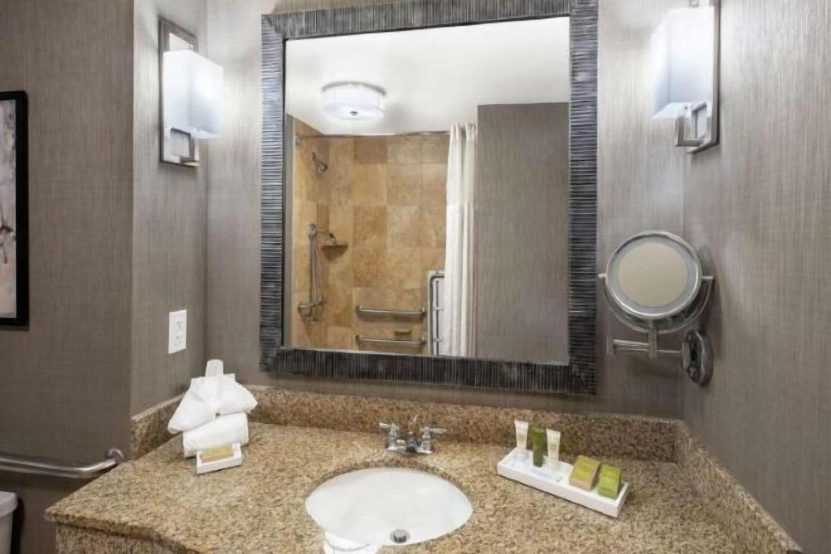 Casa de banho | Um polibã e uma banheira separados, artigos de higiene pessoal grátis 