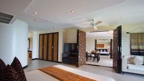 2 Bedroom Grand Sea View Suite | Minibar, cofre no quarto, secretária, ferro/tábua de engomar 