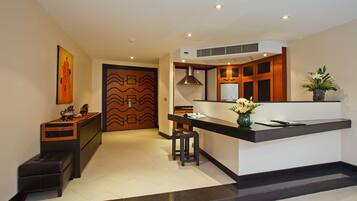 Minibar, cofre no quarto, secretária, ferro/tábua de engomar