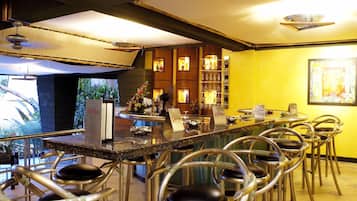 Pequenos-almoços servidos, cozinha internacional, junto à piscina