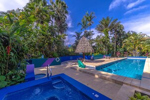 3 piscinas exteriores, guarda-sóis, espreguiçadeiras 