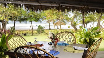 Pequenos-almoços, almoços, jantares servidos, com vista para a praia
