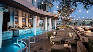 Bar junto à piscina