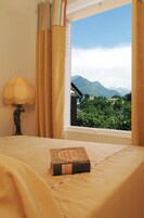 Cofres nos quartos, individualmente decorados, escrivaninha