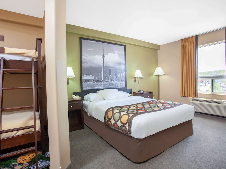 Suite, 1 quarto, não fumadores (1 Queen and 1 Bunk Bed) | Secretária, ferro/tábua de engomar, camas desdobráveis, Wi-fi grátis