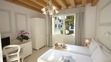 Quarto Duplo Superior, vista para o jardim, junto à piscina (ground floor) | 1 quarto, roupa hipoalergénica, minibar grátis, cofre no quarto