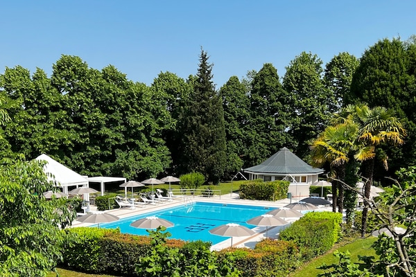 Piscina externa sazonal, funciona das 10h às 19h, guarda-sóis