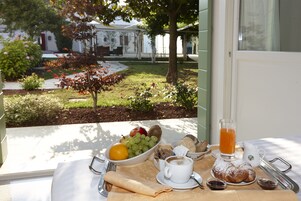 Quarto casal superior, vista para o jardim, ao lado da piscina (ground floor) | Vista do quarto