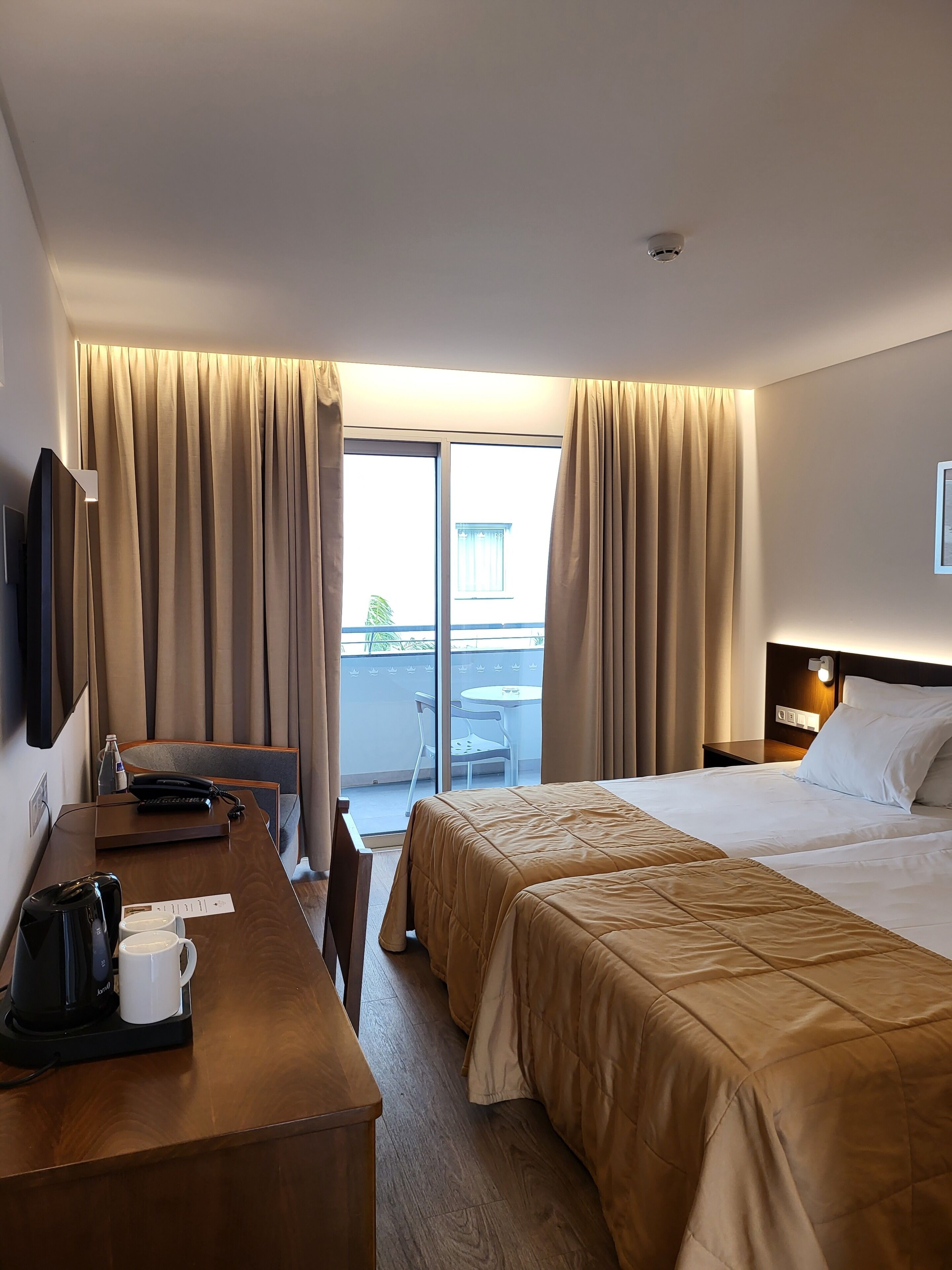 Quarto Twin Superior, não fumadores (Rocamar) | Cortinas/cortinados opacos, ferro/tábua de engomar, Wi-fi grátis 