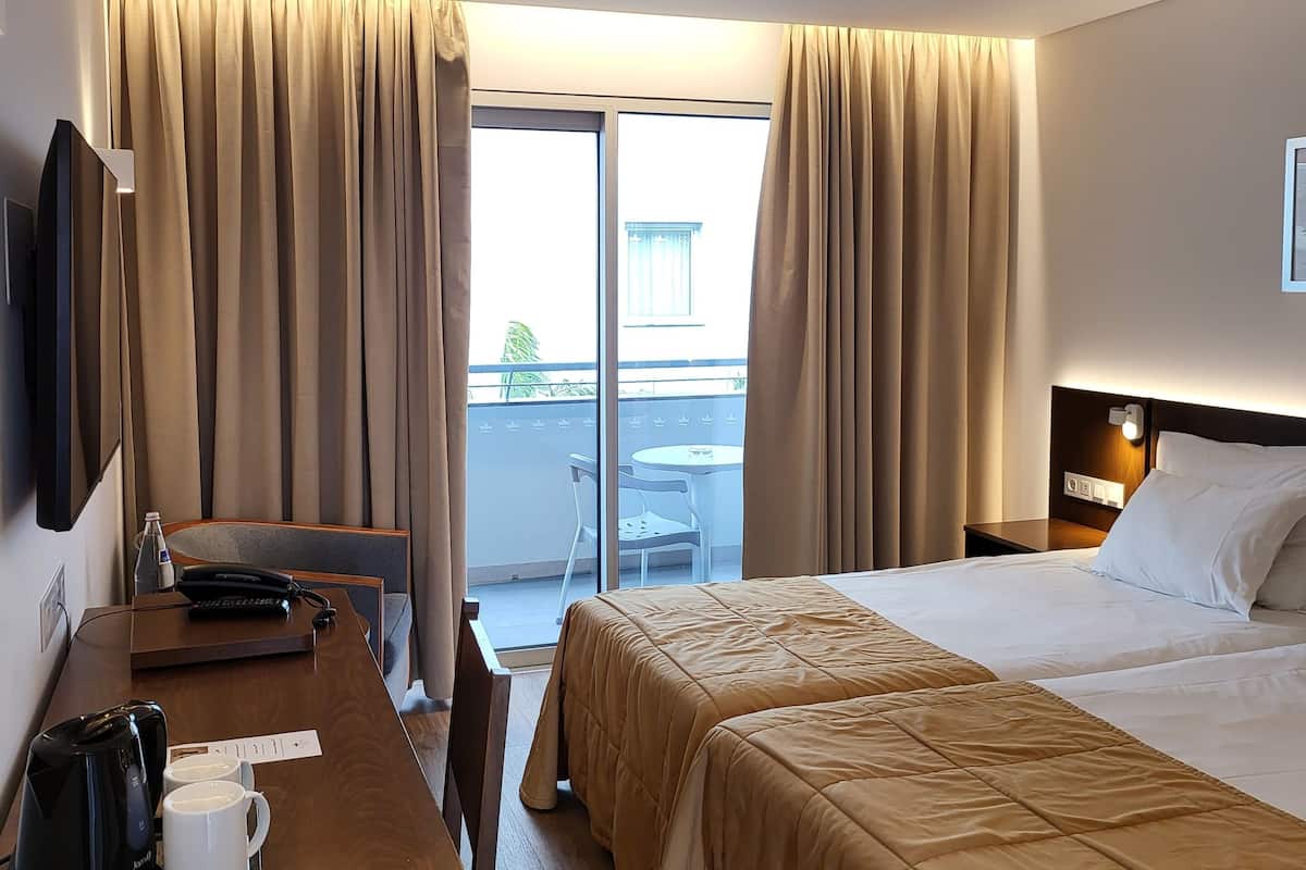 Quarto Twin Superior, não fumadores (Rocamar) | Cortinas/cortinados opacos, ferro/tábua de engomar, Wi-fi grátis