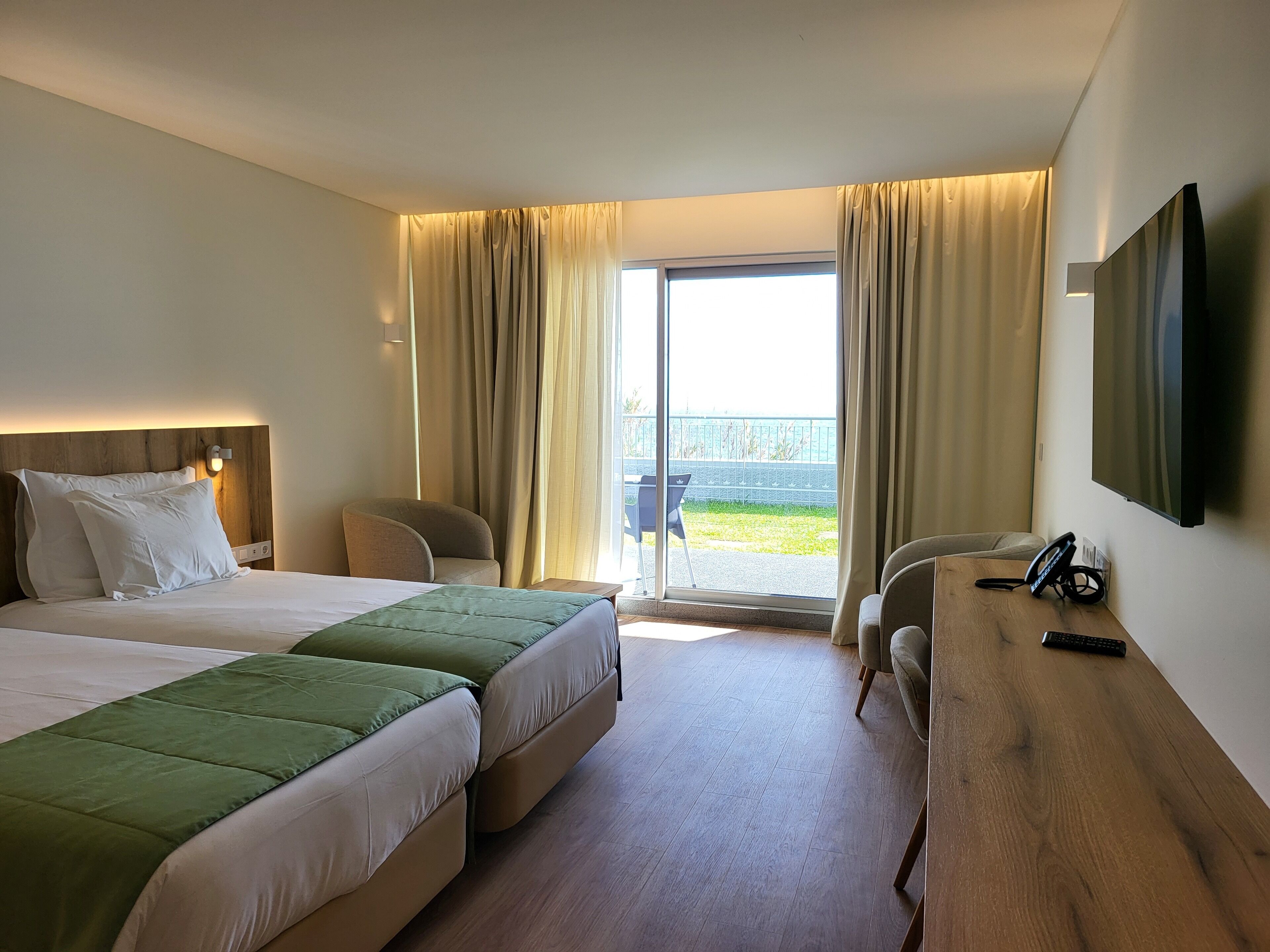 Cortinas/cortinados opacos, ferro/tábua de engomar, Wi-fi grátis 