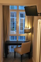Cofres nos quartos, individualmente decorados, escrivaninha