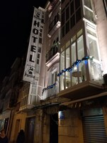 Fachada da propriedade à noite