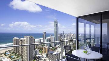 Apartamento, 2 quartos (Ocean Spa) | Cofre no quarto, com decoração personalizada