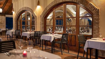 Pequenos-almoços servidos, cozinha local, com vista para o jardim