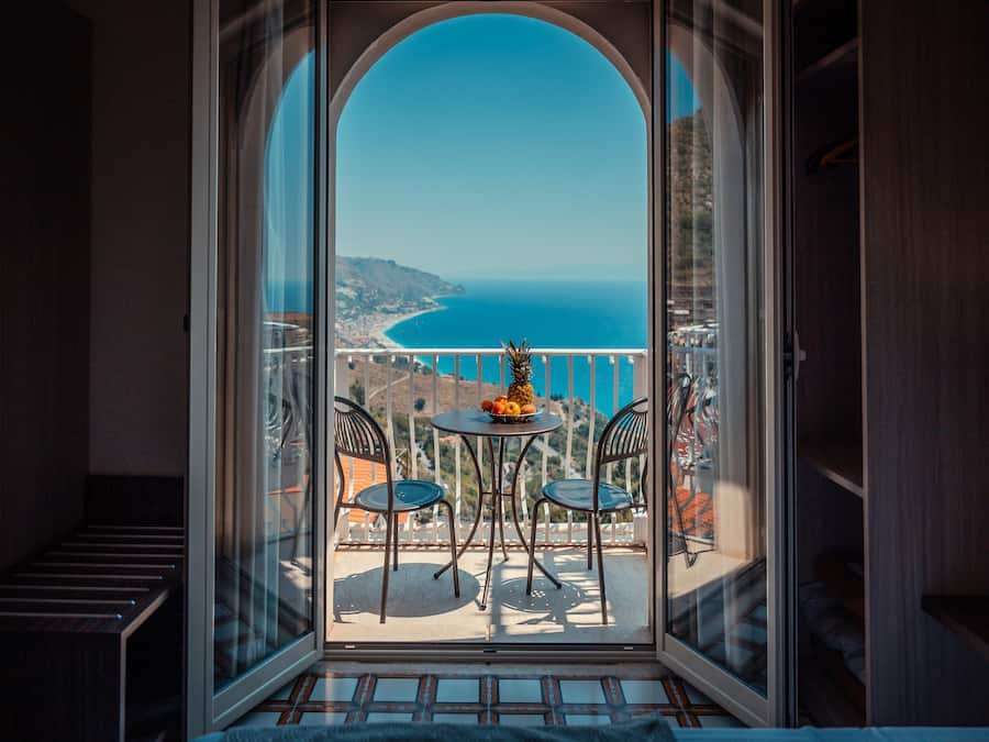 Quarto Duplo Deluxe, terraço, vista para o mar | Minibar, cofre no quarto, secretária