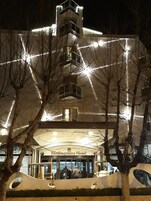 Fachada do alojamento (tarde/noite)