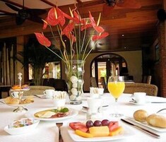 Café da manhã, almoço e jantar; culinária internacional 