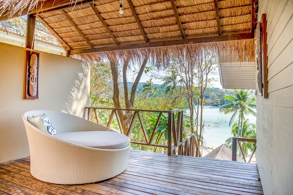 Superior Seaview Villa | Vista do quarto