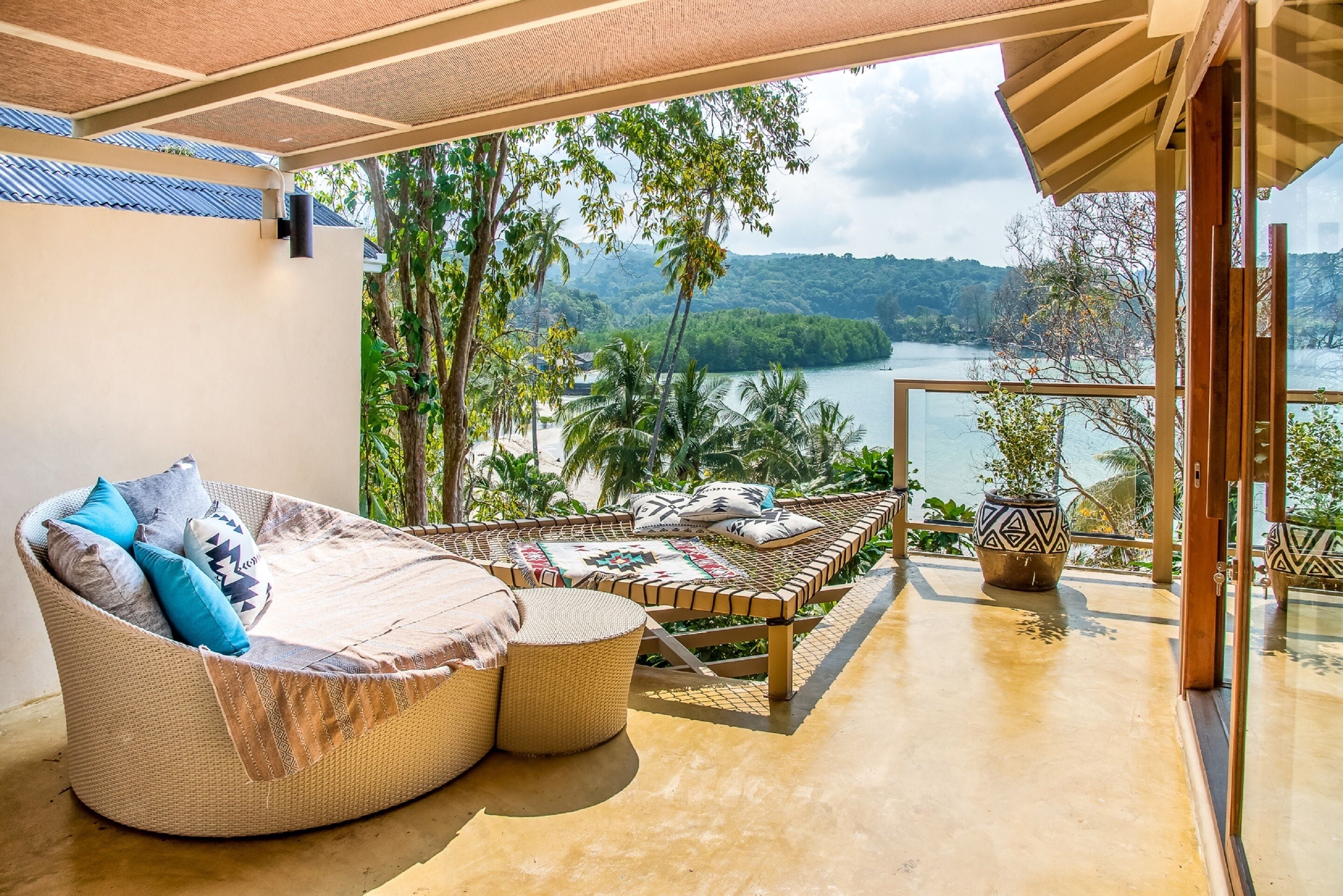 Deluxe Seaview Villa | Sala de estar | Televisor LED de 32 polegadas com canais por cabo, televisor 