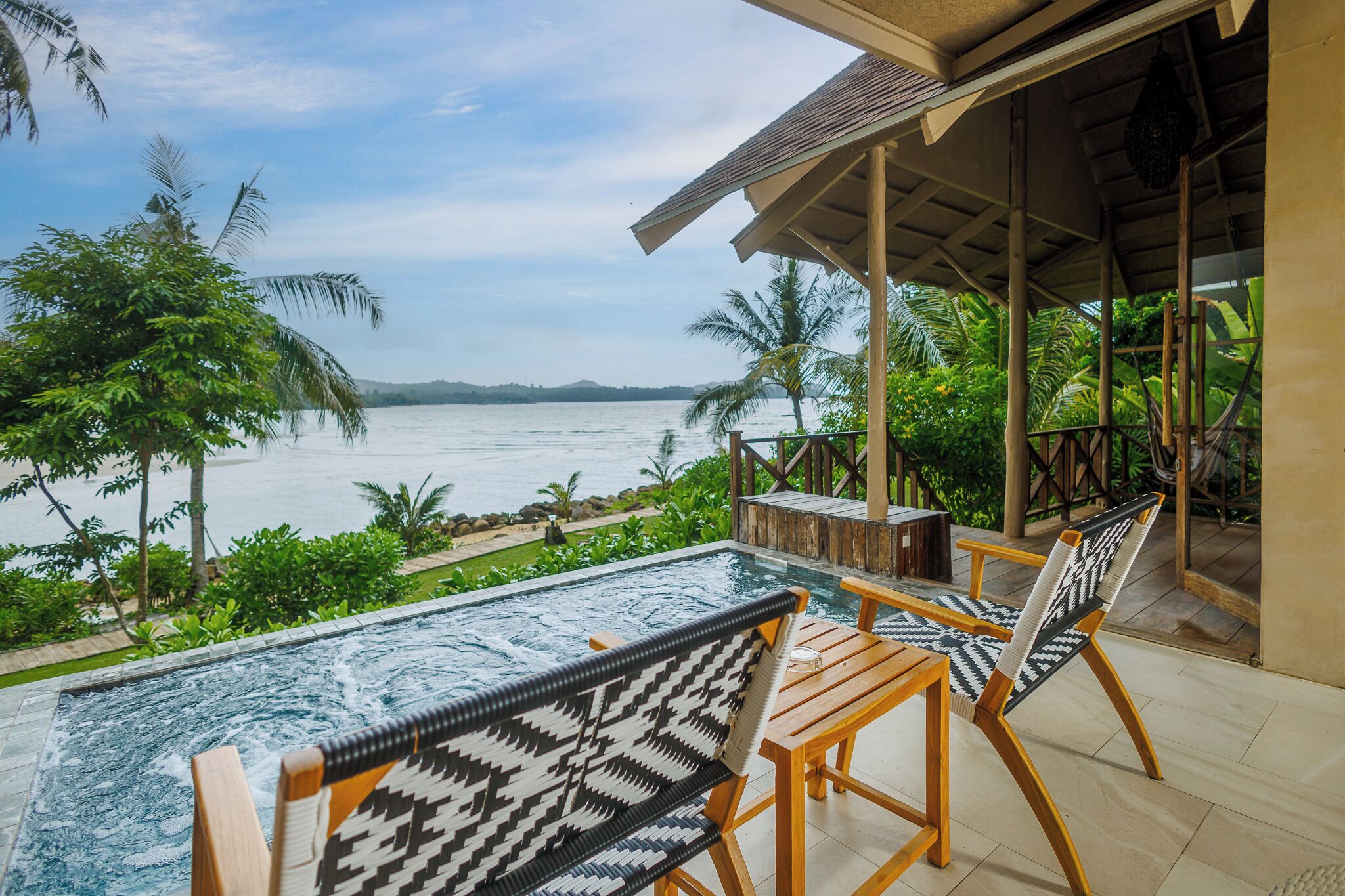 Beachfront Pool Villa | Cofres nos quartos, individualmente decorados