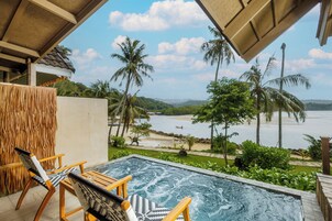 Beachfront Pool Villa | Cofres nos quartos, individualmente decorados