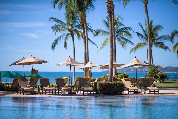 2 piscinas externas, guarda-sóis, espreguiçadeiras