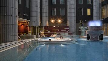 Piscina interna, piscina externa sazonal, espreguiçadeiras