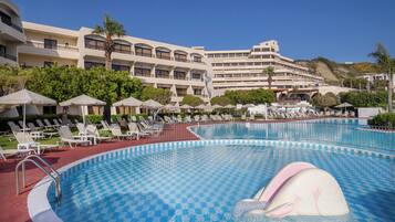 Piscina exterior sazonal, guarda-sóis, espreguiçadeiras