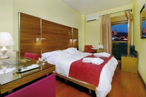 Frigobar, escrivaninha, quartos à prova de som