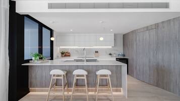 3 Bedroom Deluxe Apartment | Cozinha privada | Um frigorífico/congelador grande, um micro-ondas, um forno