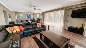 3 Bedroom Superior (Partial Air Conditioning) | Sala de estar | Leitor de DVD