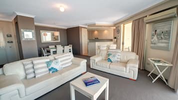 2 Bedroom Superior (Partial Air Conditioning) | Sala de estar | Leitor de DVD