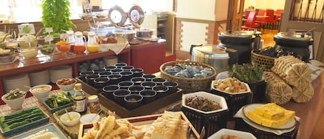 Um buffet com diversos alimentos e pratos.