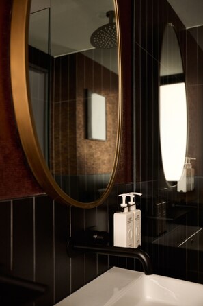 Quarto Clássico, 1 cama queen-size | Casa de banho | Um polibã, um chuveiro fixo, produtos de higiene exclusivos 