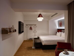 Quarto, 1 cama king-size (Dante King) | Roupa de alta qualidade, camas de colchão pillowtop, minibar 