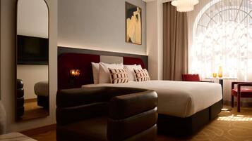 Quarto Executivo, 1 cama king-size | Roupa de alta qualidade, camas de colchão pillowtop, minibar