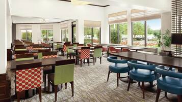 Pequenos-almoços e jantares servidos