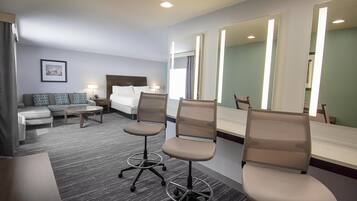 Estúdio Deluxe, 1 cama king-size | Sala de estar | Televisor LCD de 42 polegadas com canais por cabo, televisor