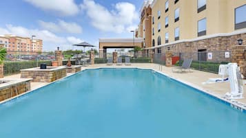Piscina externa, funciona das 10h às 22h, espreguiçadeiras