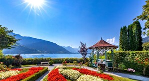 Um gazebo com vista para um lago e montanhas.