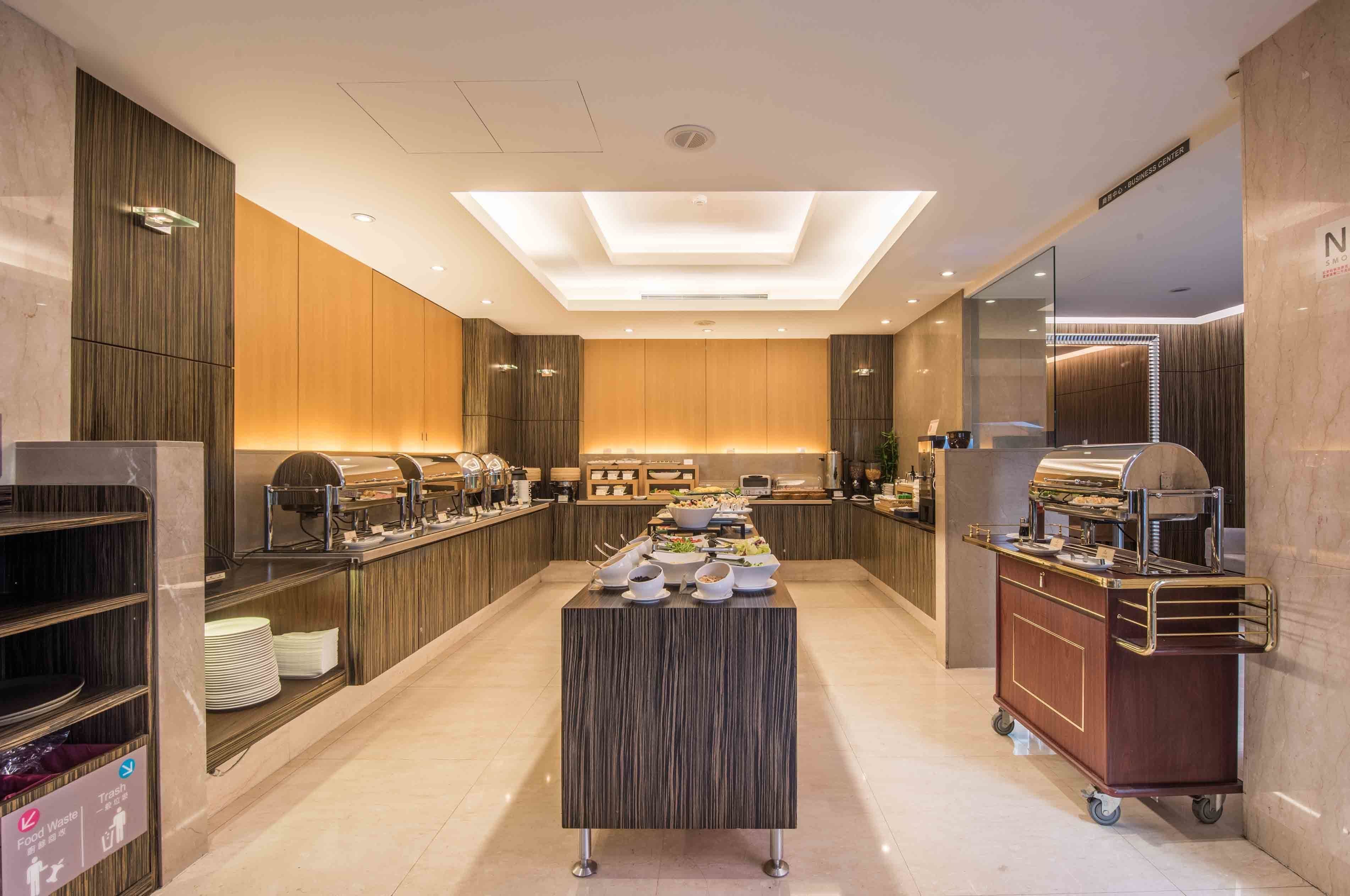 Uma cozinha moderna com ilha central, espaço para buffet e estação de café.