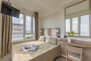 Frigobar, cofres nos quartos, escrivaninha, cortinas blackout