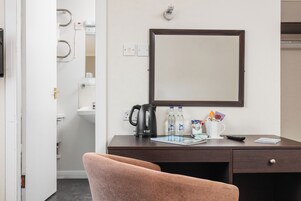 2 Camas Individuais | Cofre no quarto, secretária, ferro/tábua de engomar, Wi-fi grátis 